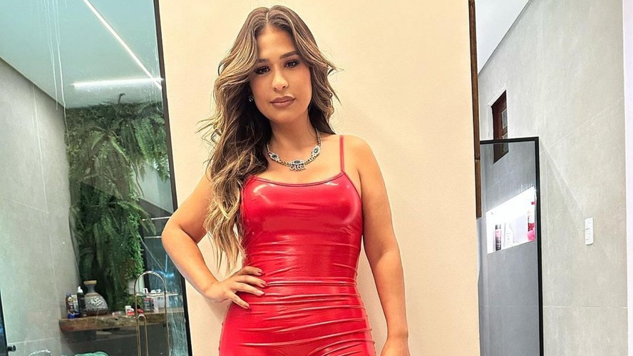 Simone Mendes surge poderosa em look de vinil e famosas exaltam beleza da cantora: 'Gata'