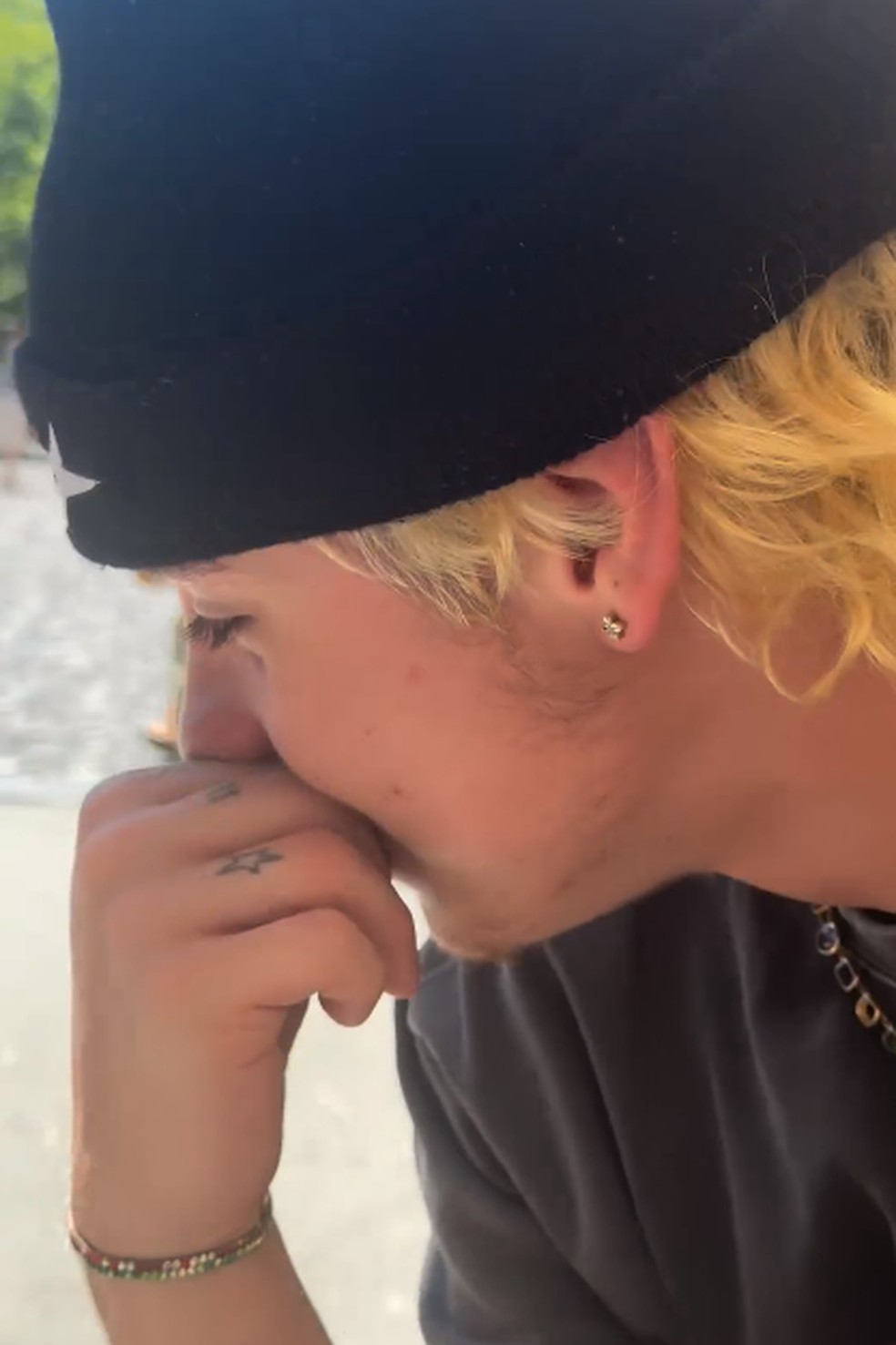 Marina Sena zoa reação de Juliano Floss após comer olho de peixe em ...