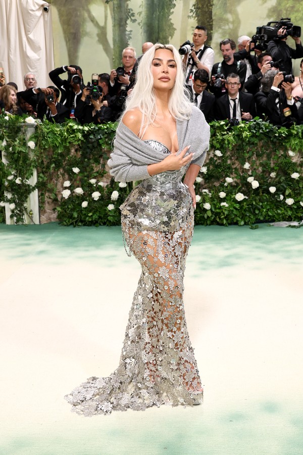 Kim Kardashian aposta em look improvável e usa corset de cintura justa ...