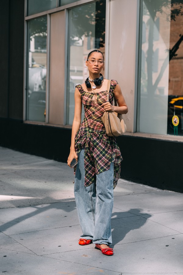 Este truque de styling dos anos 1990 está de volta ao street style
