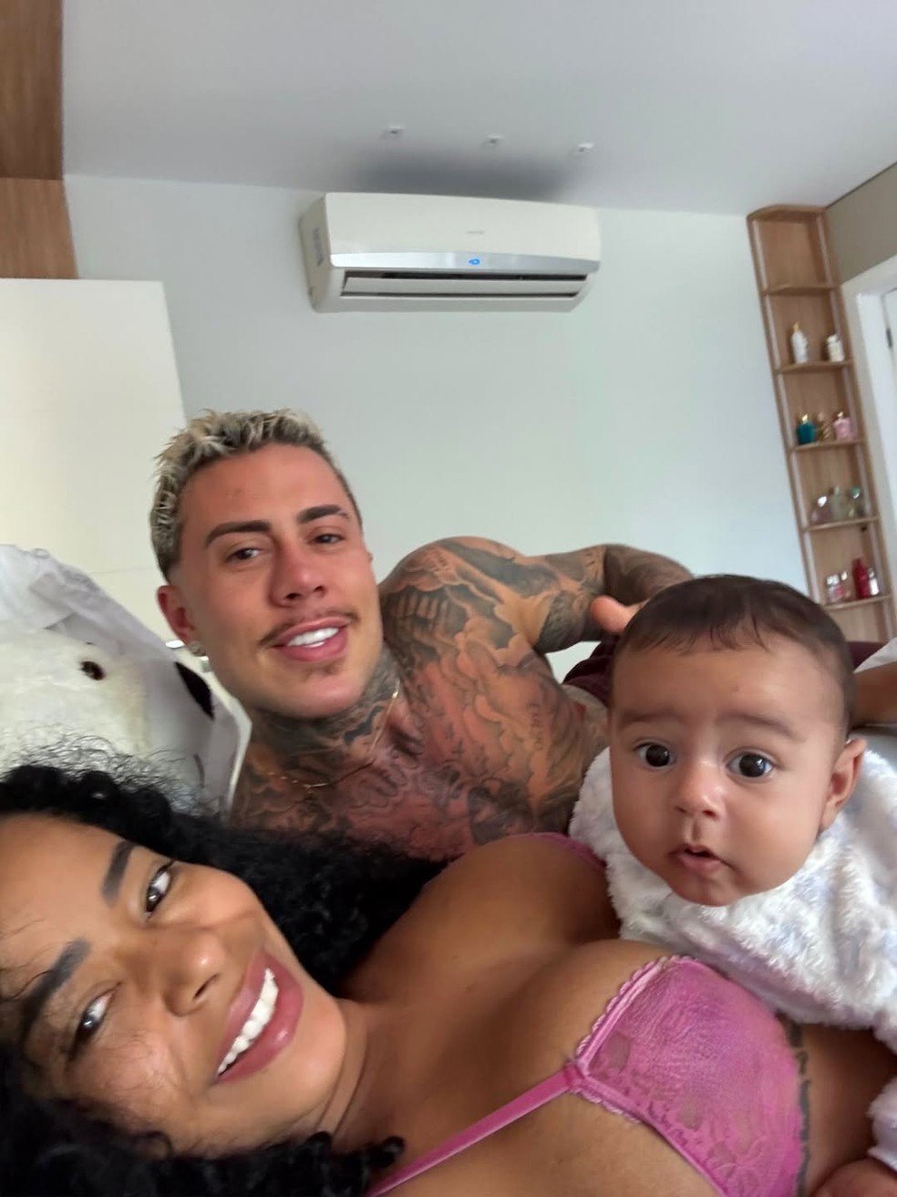 De lingerie rosa, Lorena Maria comemora 4 meses do filho com MC Daniel com foto de momento ...