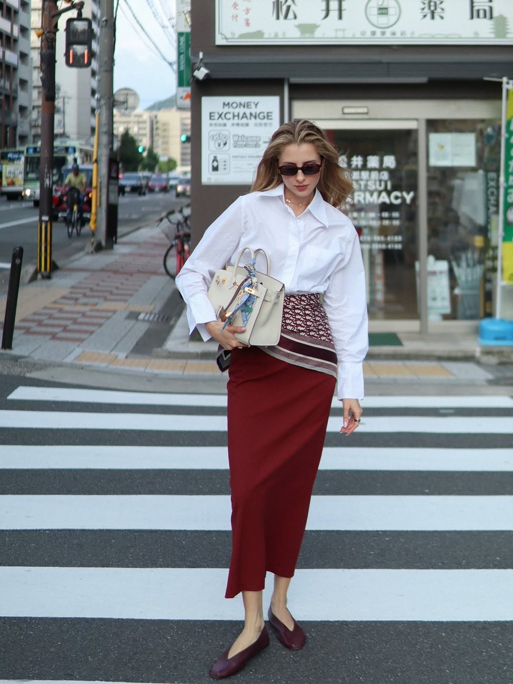 Lenço na cintura: como usar o truque de styling mais estiloso do momento