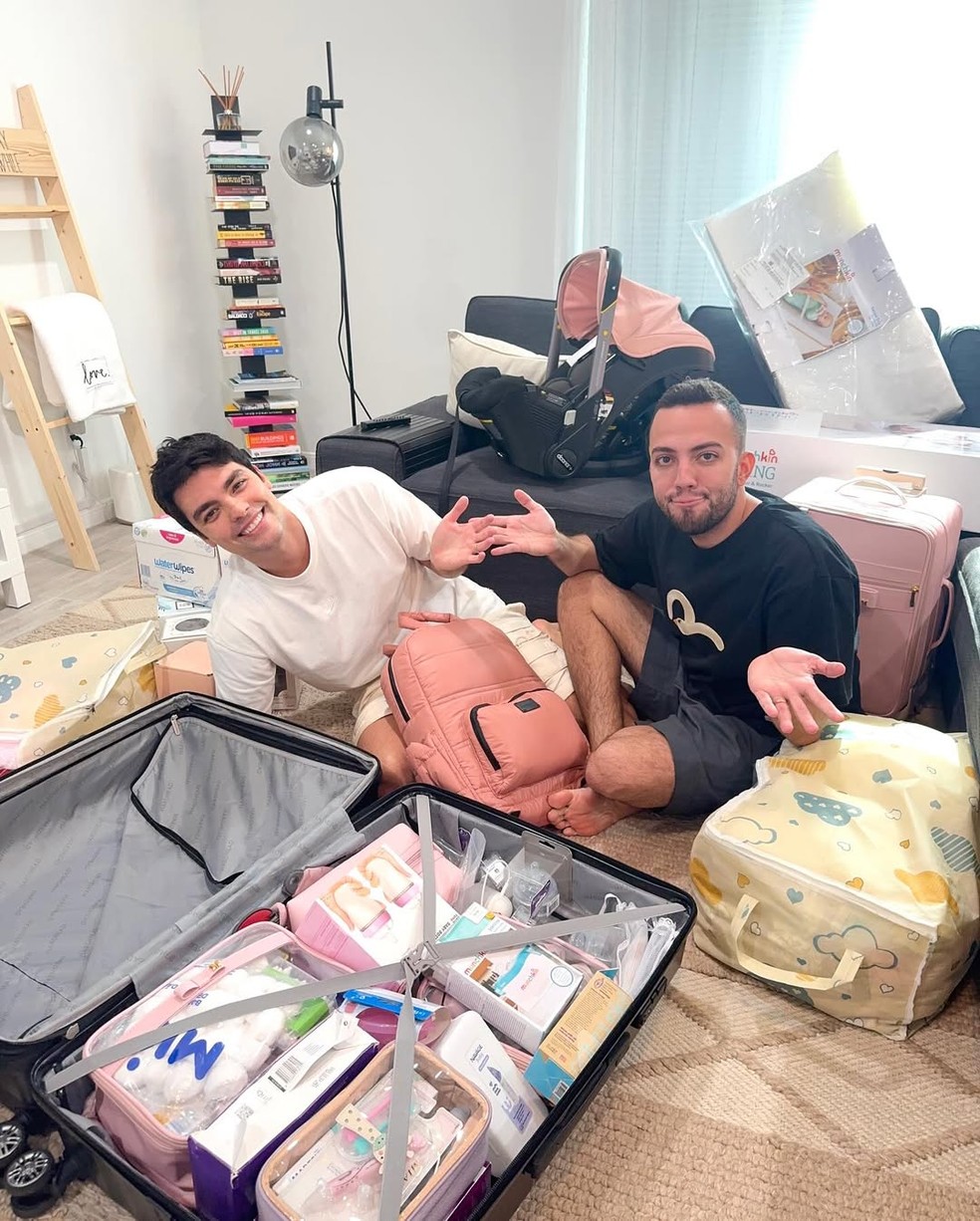 Lucas Rangel posa com 'barriga de aluguel' da filha: 'Esperando a Mia decidir nascer'