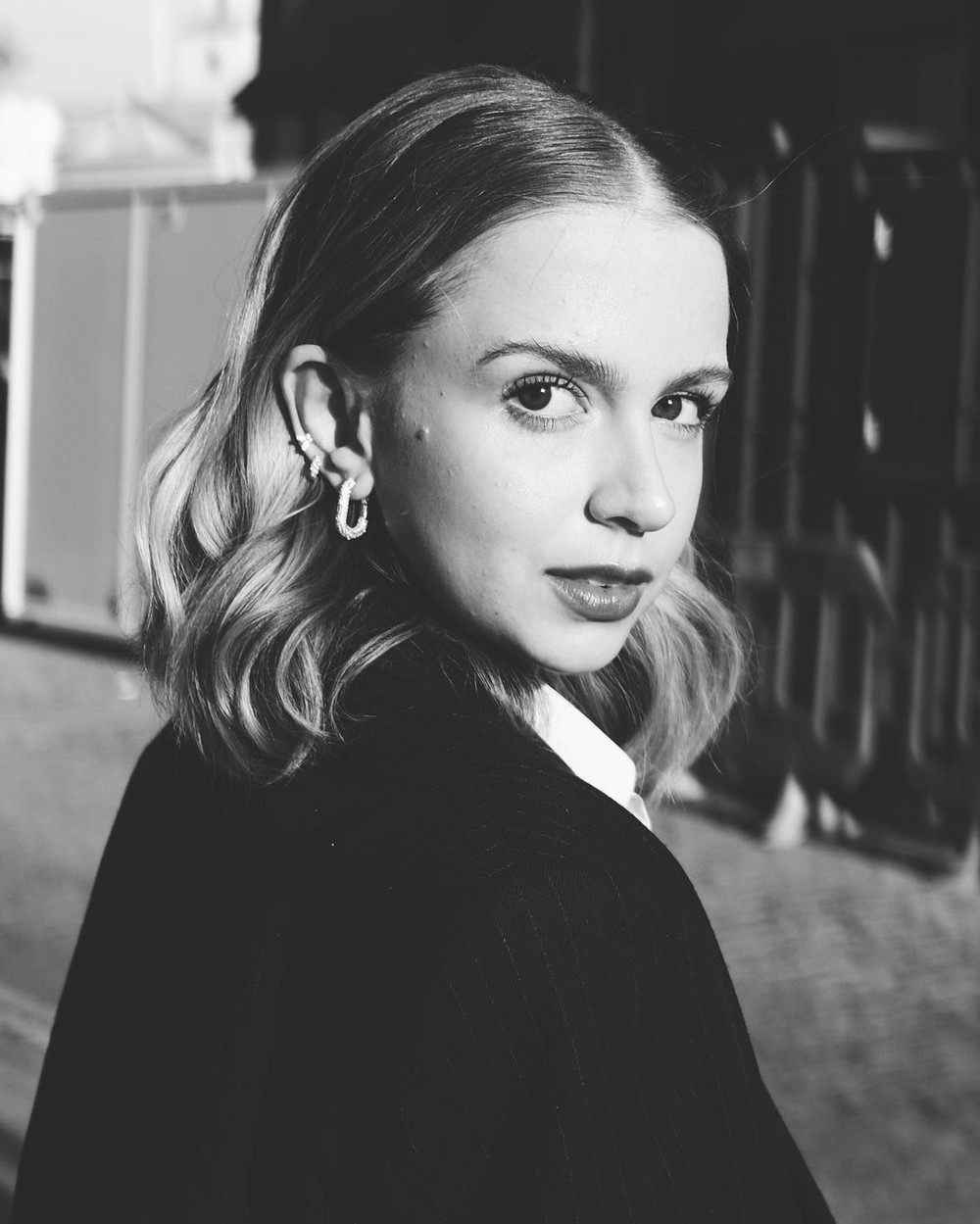 Isabella Scherer une couro e alfaiataria em look para passear por Londres