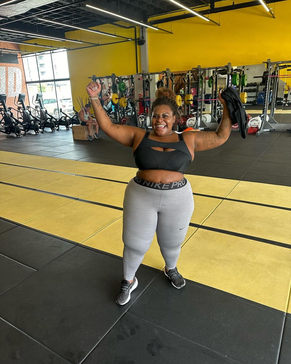 De conjuntos monocromáticos a estampas multicoloridas: 12 looks fitness ...