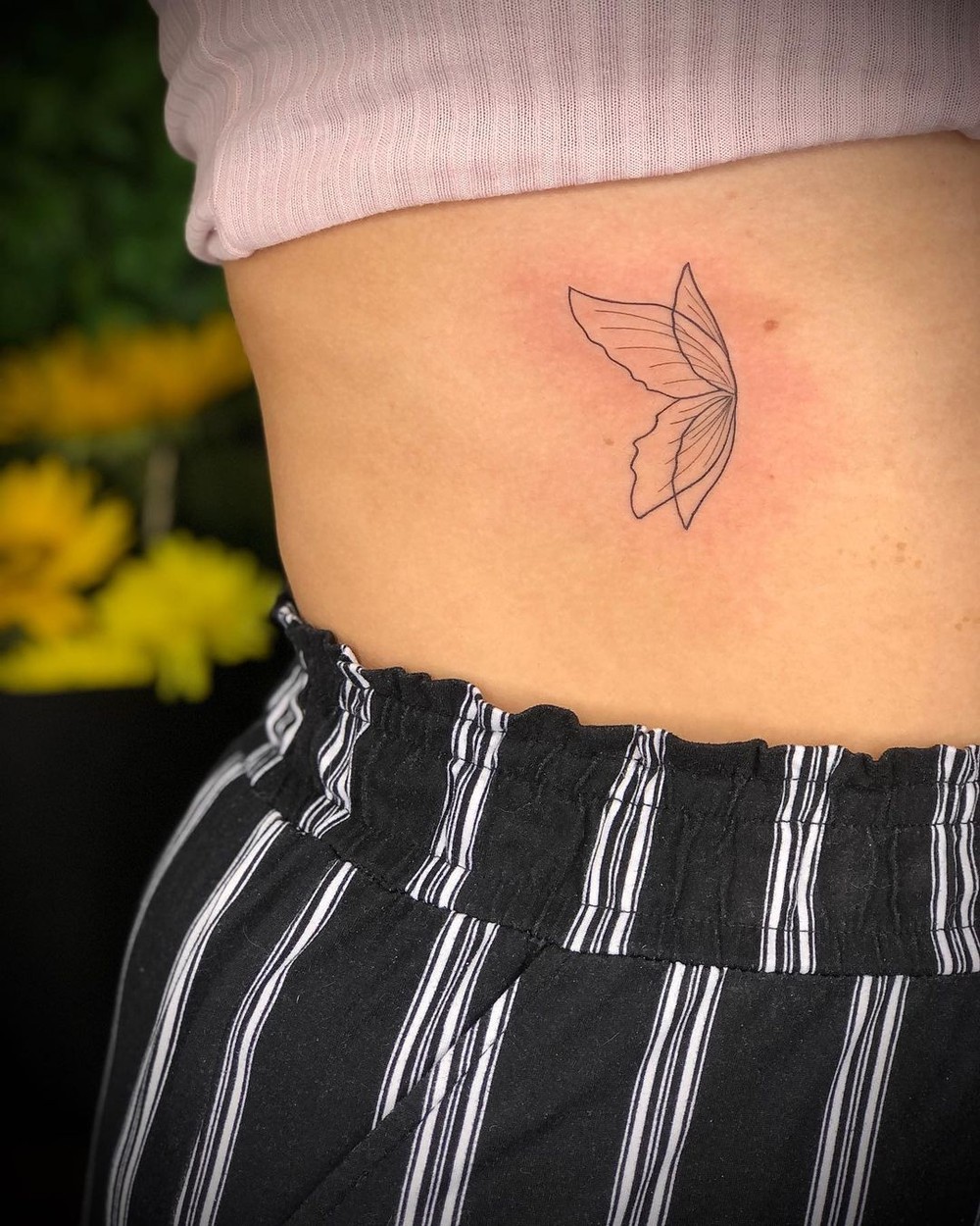 Tatuagem na costela feminina: inspirações delicadas e marcantes para ...