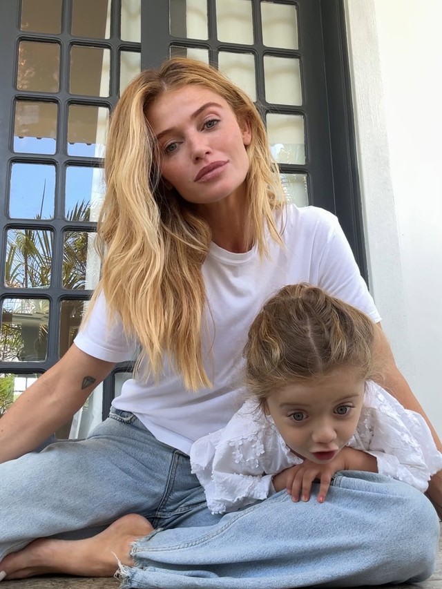 Filha de Pedro Scooby e Cintia Dicker, Aurora posa ao lado da mãe e ...