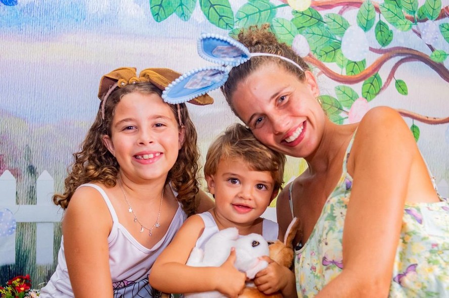 Debby Lagranha se veste de coelho com filhos para Páscoa