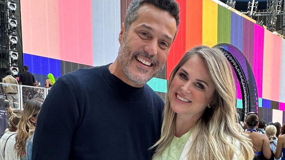 Casada com Júlio César, Susana Werner canta e toca pandeiro em festa em ...