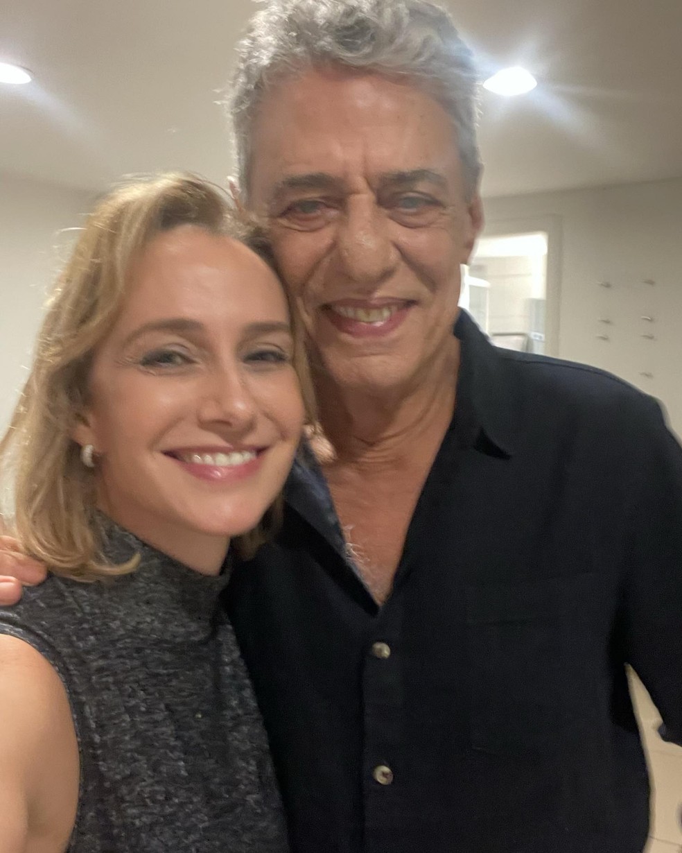Após cirurgia no crânio, Chico Buarque aparece ao lado da mulher, Carol ...
