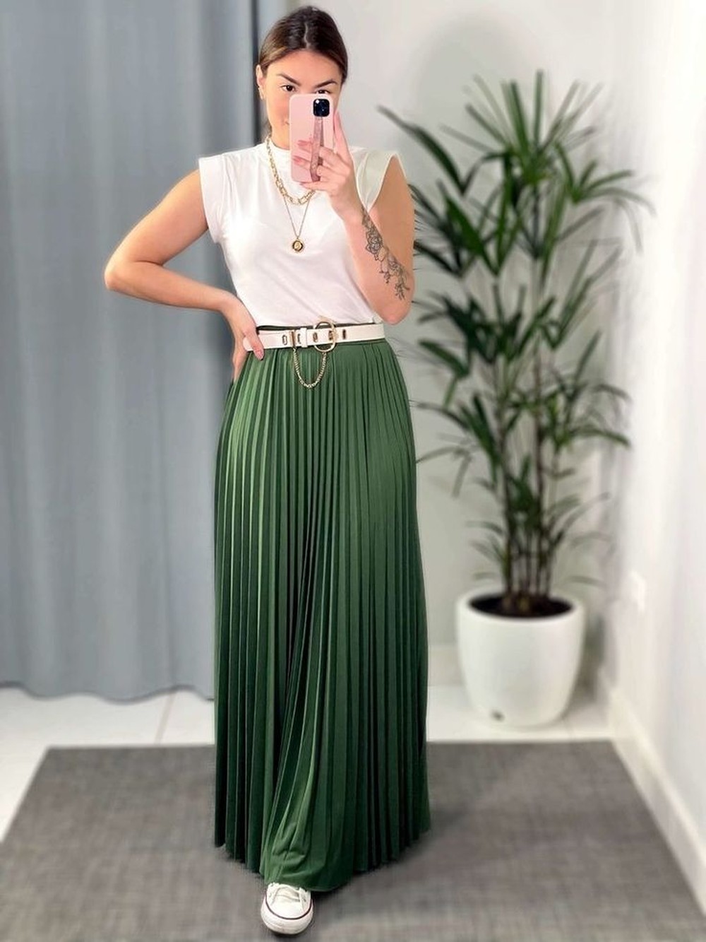 Saiba como criar looks com saia longa marcantes e se aventure com a peça