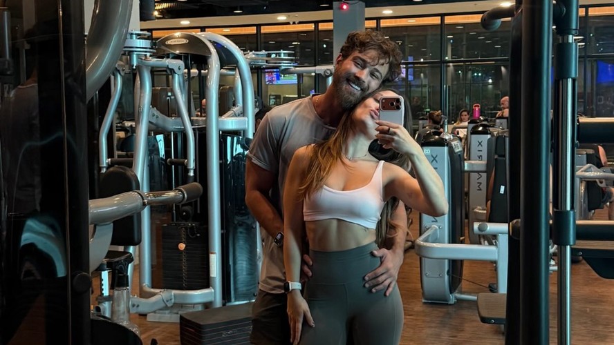 Larissa Manoela e André Luiz Frambach posam agarradinhos na academia ...
