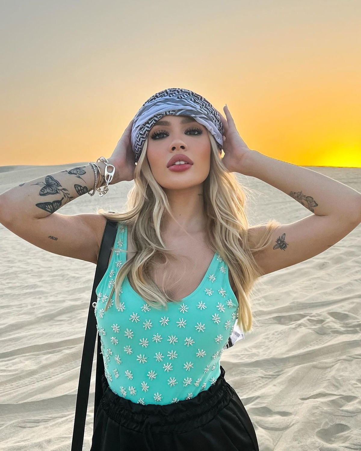 Karoline Lima posa com lenço no deserto do Catar e brinca: 'Jade de O ...