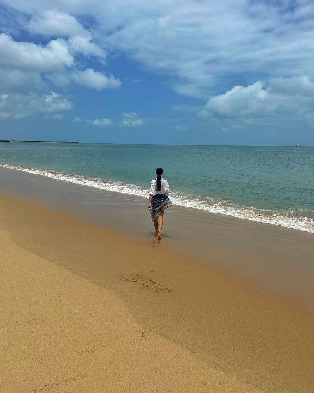 Mônica Martelli curte praia em Fortaleza de biquíni branco: 'Energia ...