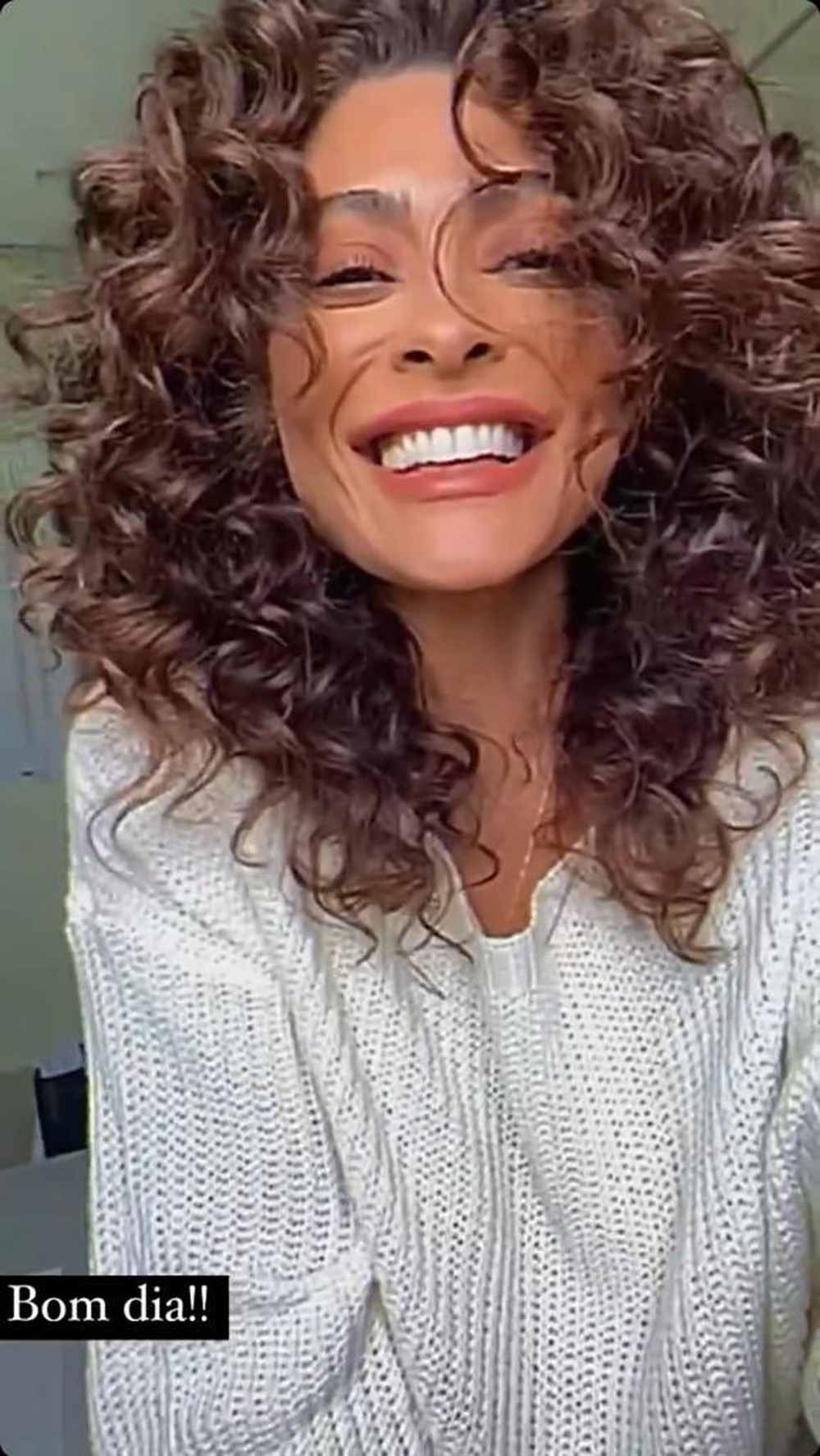 Juliana Paes ostenta cachos em vídeo e encanta seguidores