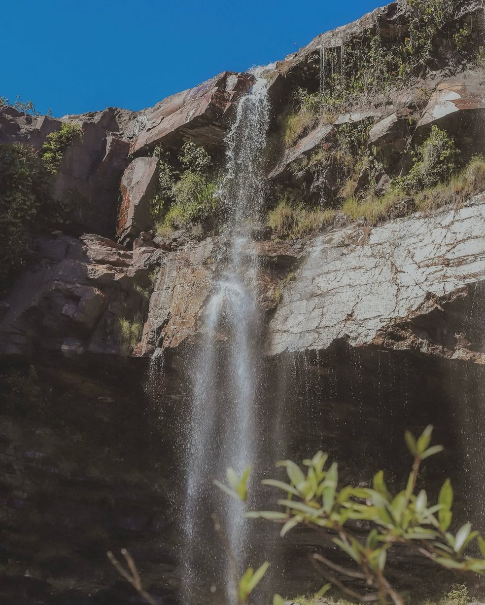 De maiô, Giulia Costa abre álbum dando mergulho em cachoeira no Cerrado ...