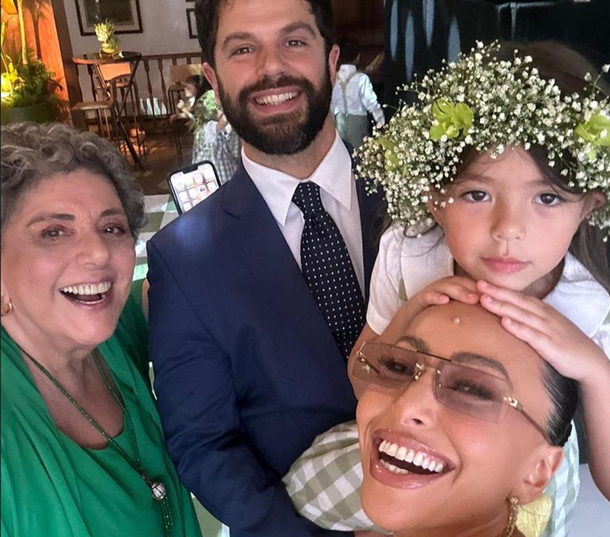 Sabrina Sato posa sorridente com Duda Nagle e Zoe em casamento de amigos