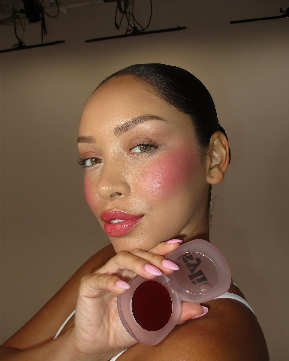 Blush líquido, cremoso ou em pó, qual é a melhor opção para o dia a dia?