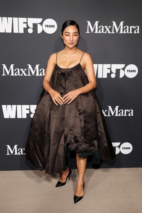 Greta Lee: o estilo único da atriz que vem roubando a cena nos tapetes ...