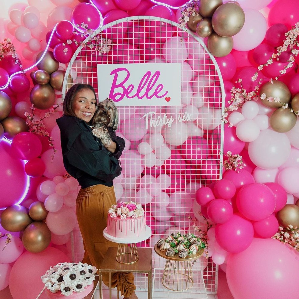 Ao lado da família, Belle Silva faz festa de aniversário com tema da Barbie
