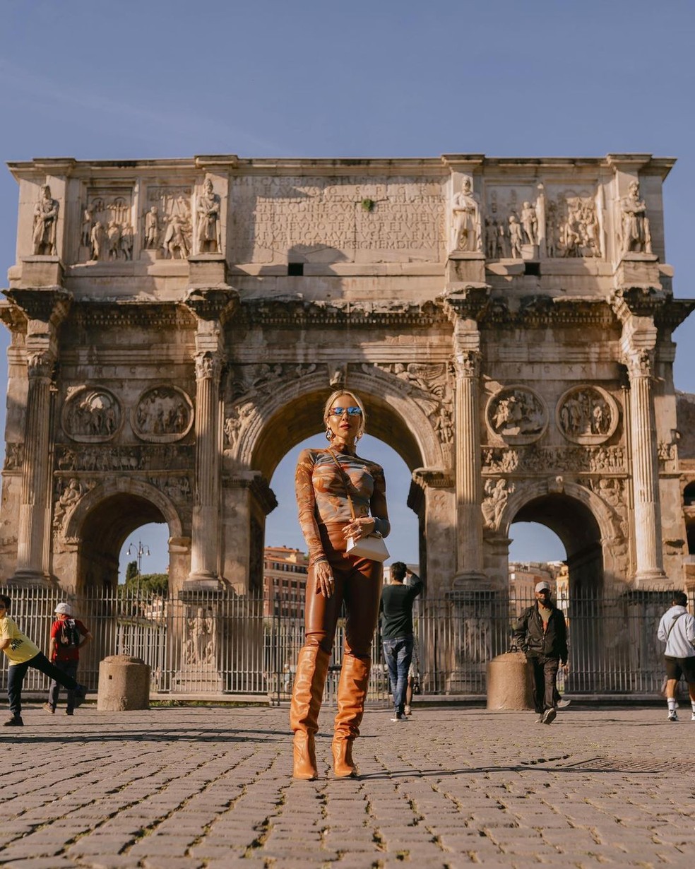 Monique Alfradique posa em frente ao Coliseu em viagem à Itália: 'Lindo ...