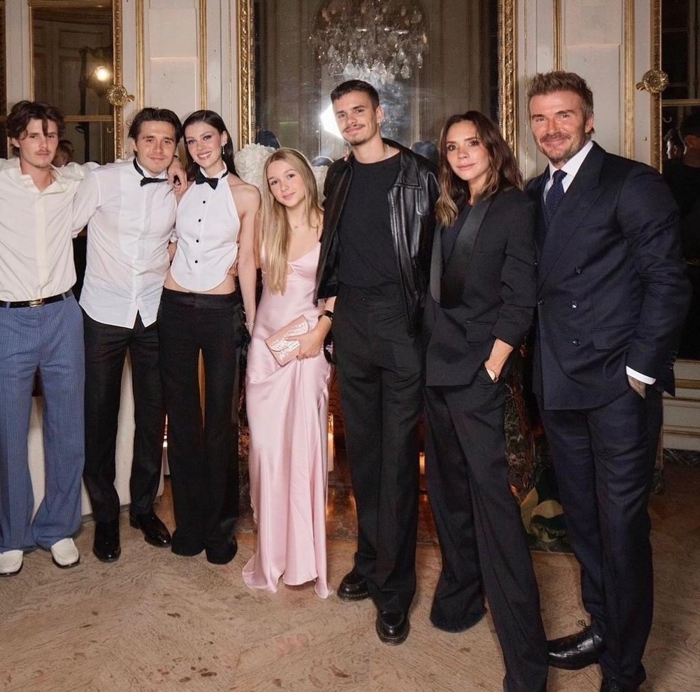 Victoria Beckham posa com David Beckham e os filhos em foto rara ...