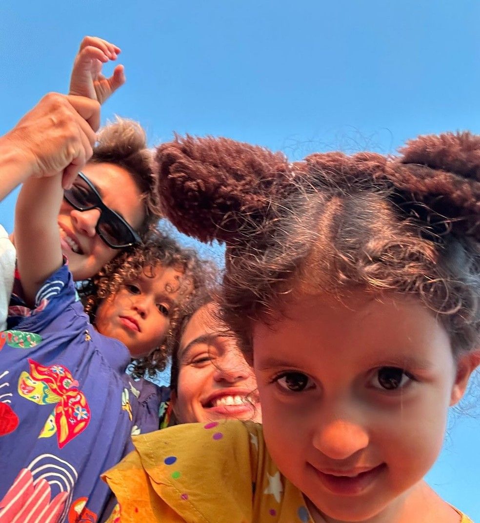 Lan Lahn e Nanda Costa mostram passeio com as gêmeas e se assustam com ...