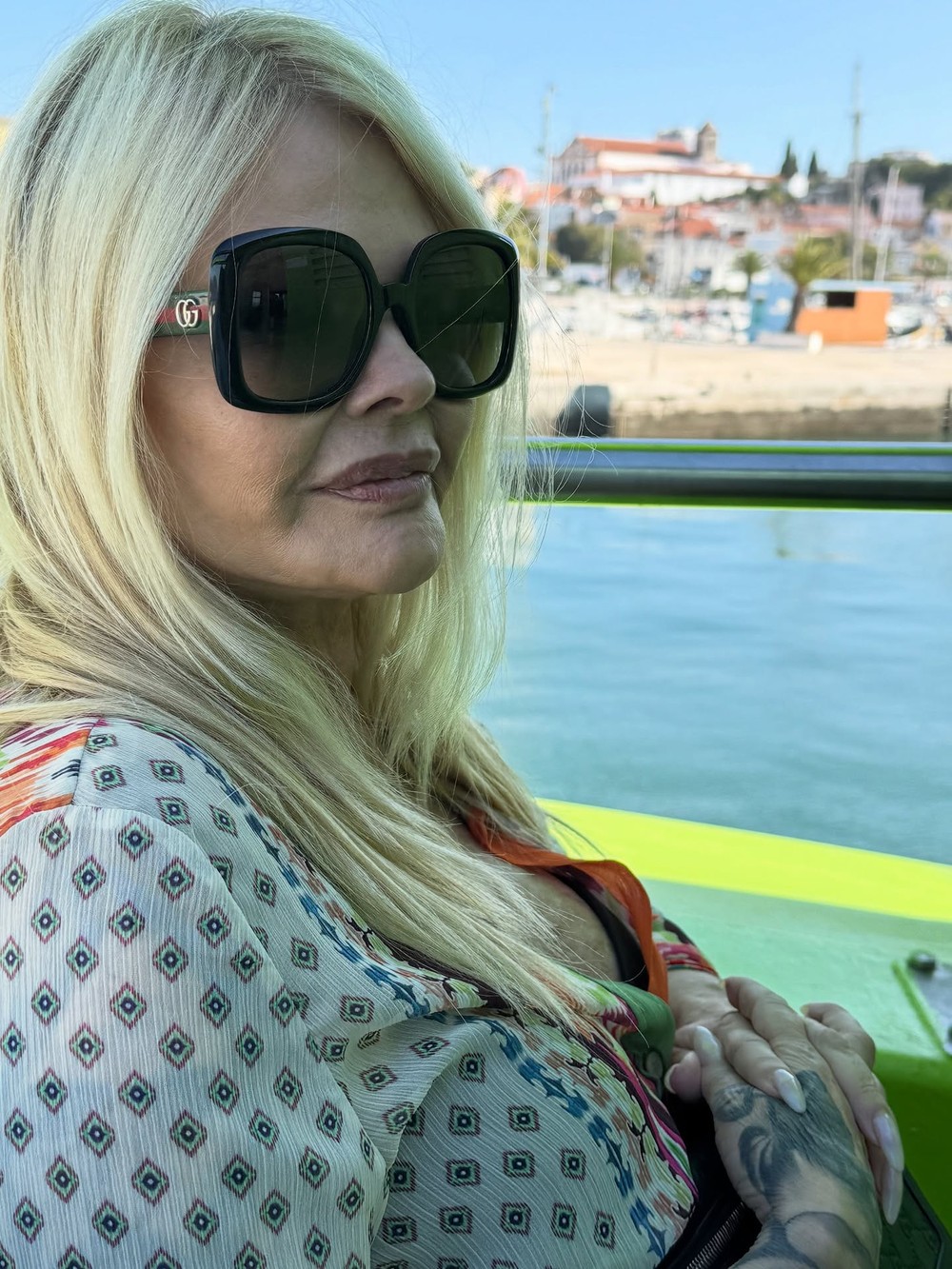 Monique Evans surge de topless e em clima de romance com a mulher em ...