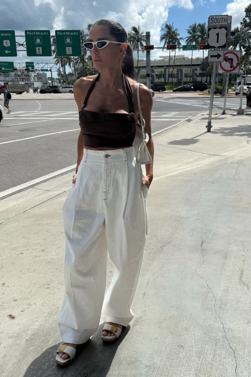 Deborah Secco renova bronzeado em praia de Miami e fãs brincam com ...