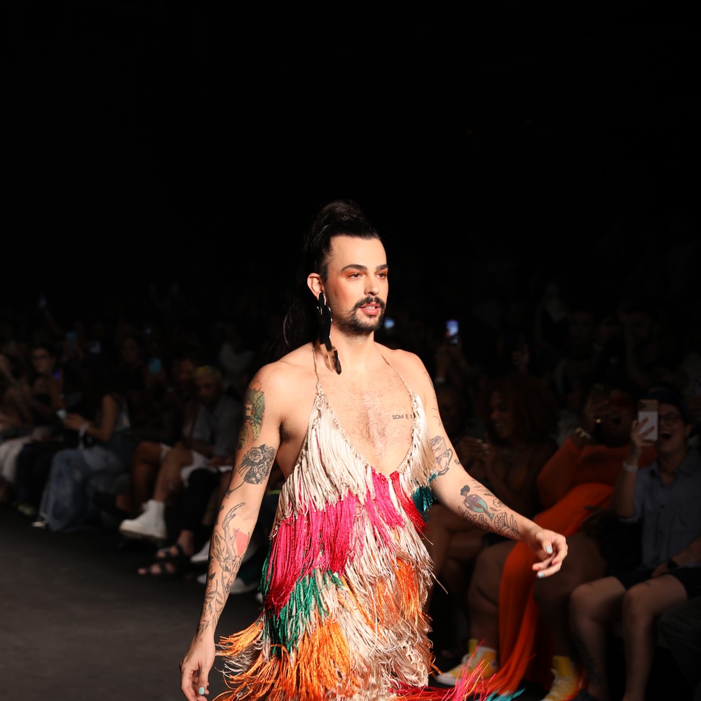 'Um desfile?': LED se rende a famosos, como Blogueirinha, e faz festa ...