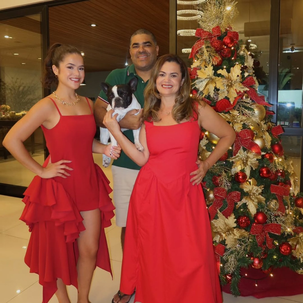 Maisa posa ao lado da mãe em foto de Natal e seguidores se impressionam ...
