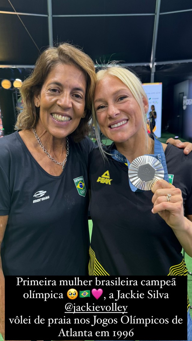 Com medalha de prata no pescoço, Tatiana Weston-Webb posa com Jackie ...