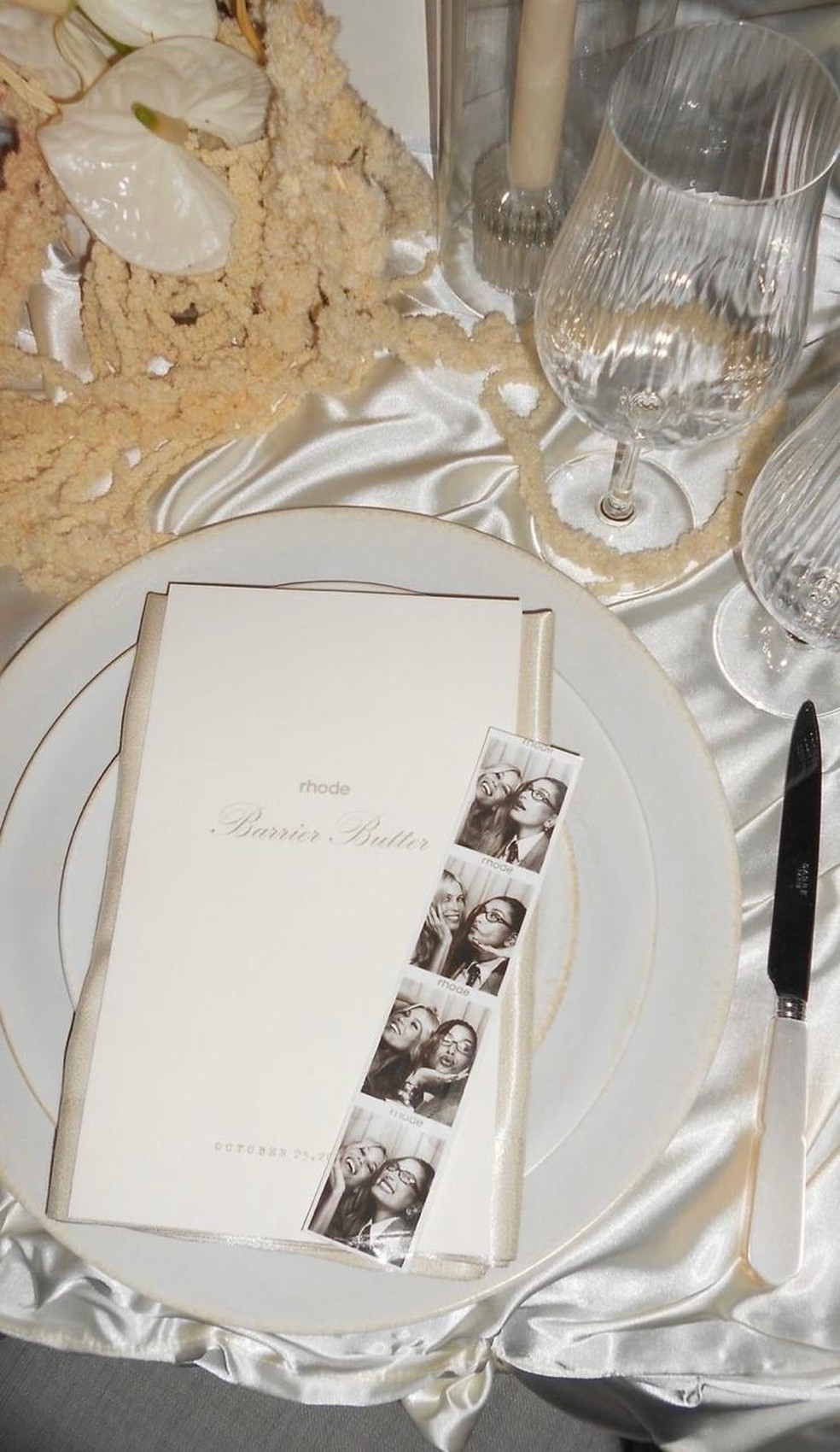 Hailey Bieber aposta em look clássico da Saint Laurent para evento da ...