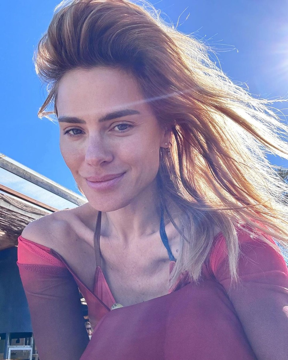 Curtindo as férias em Portugal, Carolina Dieckmann renova bronzeado ...