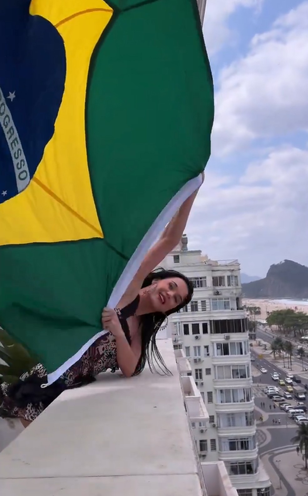 Katy Perry deixa fãs eufóricos ao surgir com bandeira do Brasil na ...