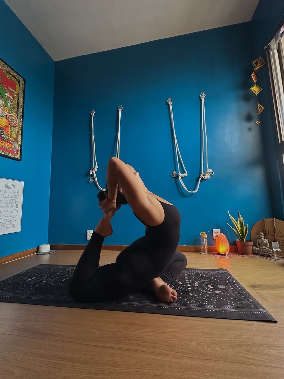 Filha de Flávia Alessandra, Giulia Costa impressiona com flexibilidade ...