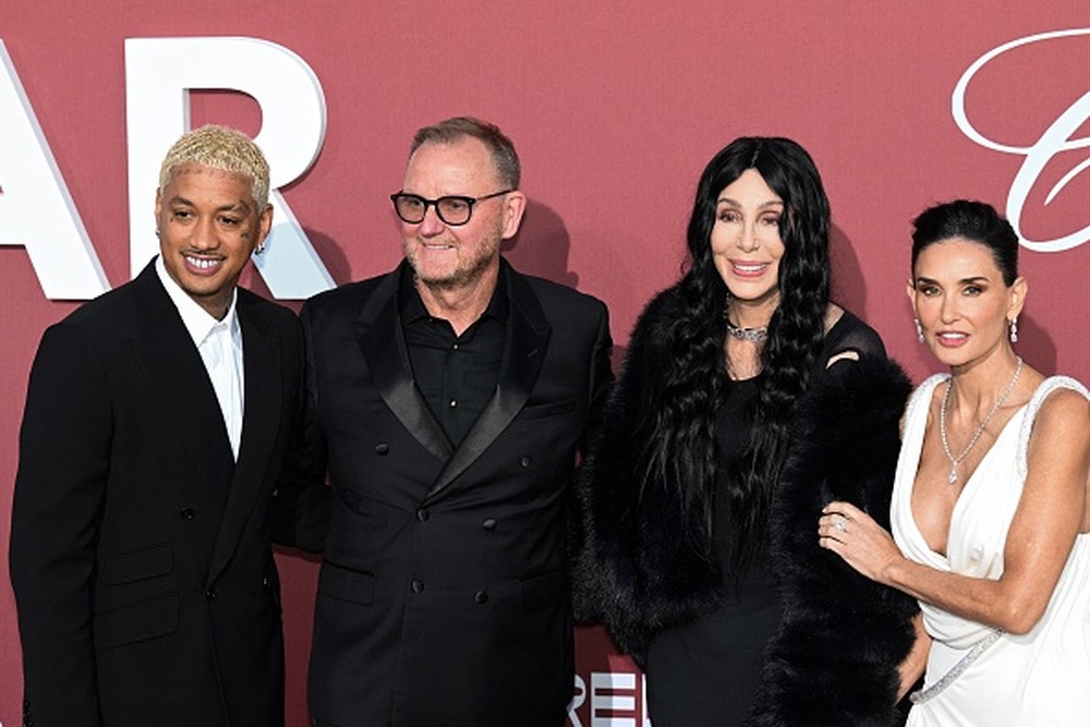 Cher faz rara aparição com o namorado em baile de gala no Festival de ...