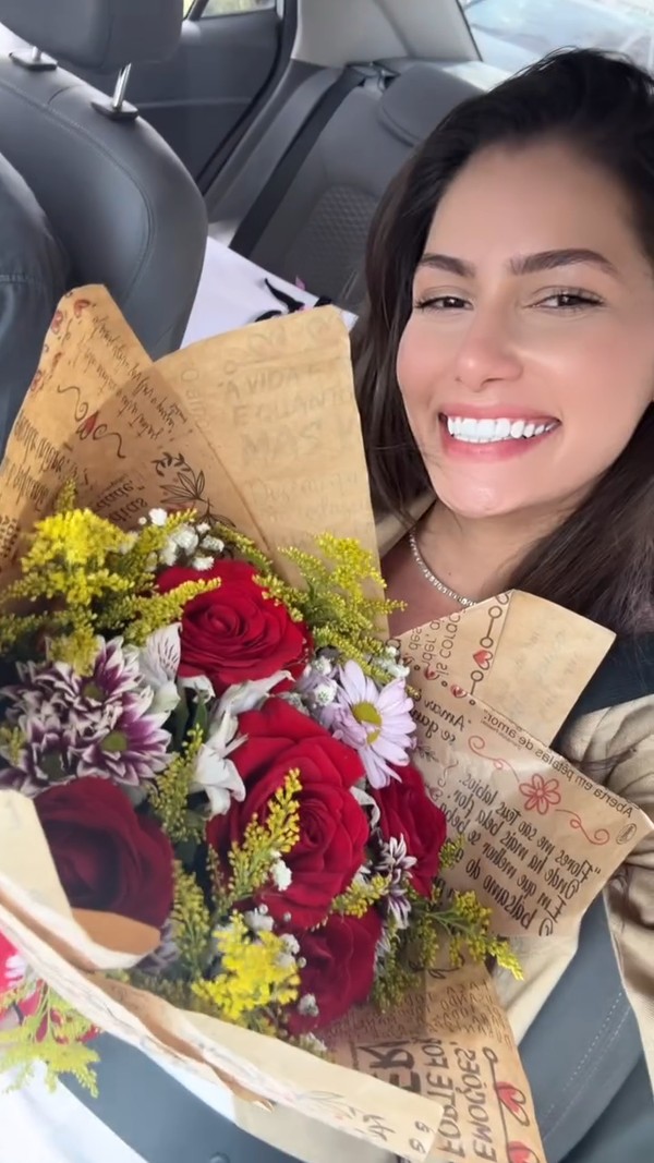 Calita Franciele é surpreendida por presentes do noivo, Amado Batista ...