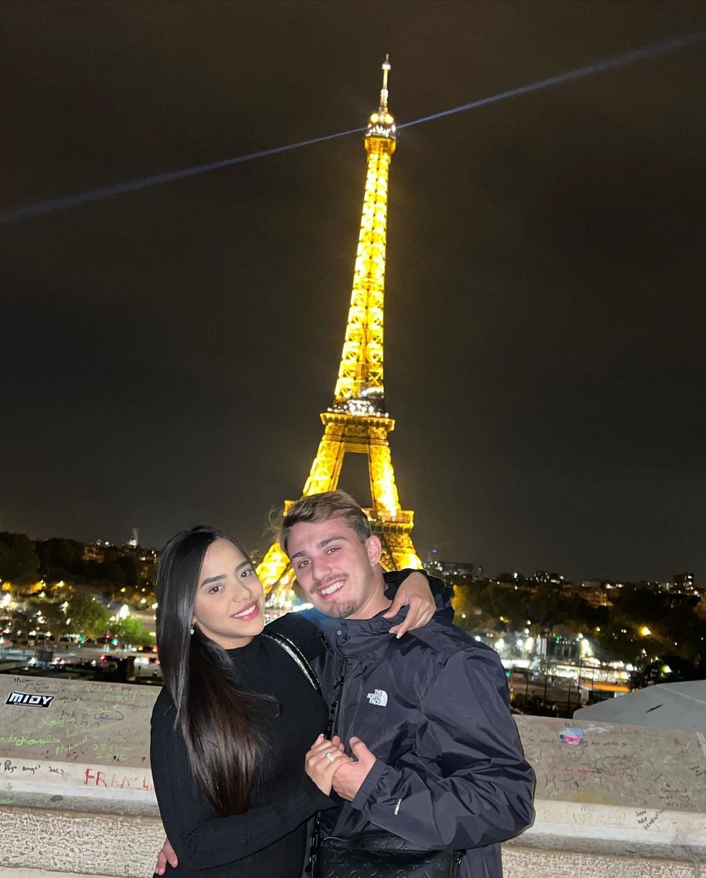 Mariely Santos, das Gêmeas Lacração, é pedida em casamento em Paris ...