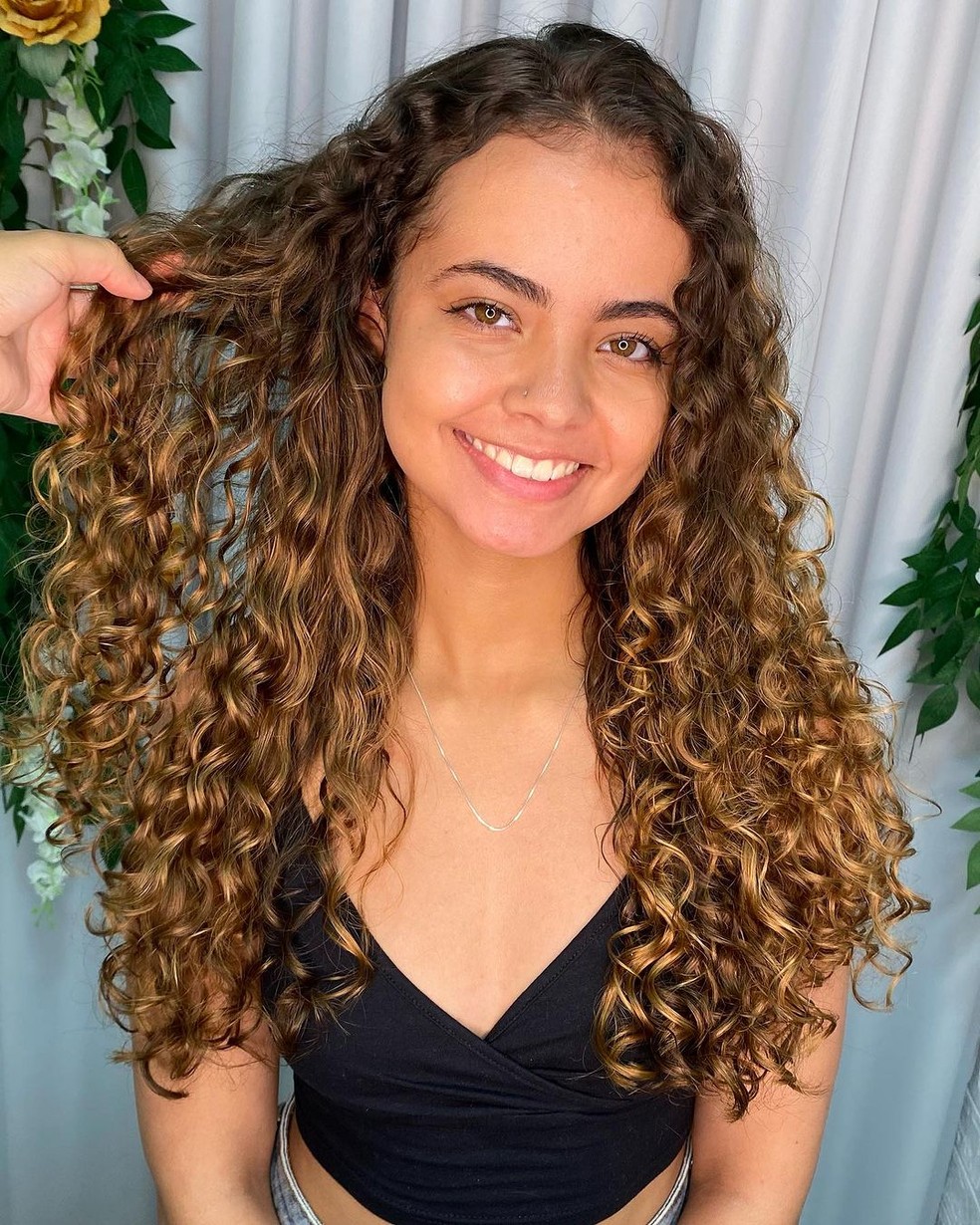 Cabelos cacheados com luzes mel: cuidados e inspirações para clarear os ...