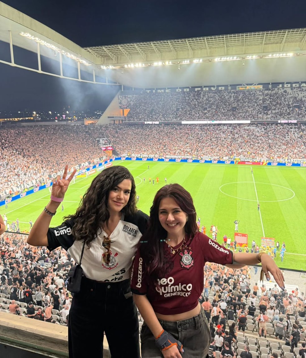 Maisa e Klara Castanho aproveitam juntas semifinal da Copa do Brasil