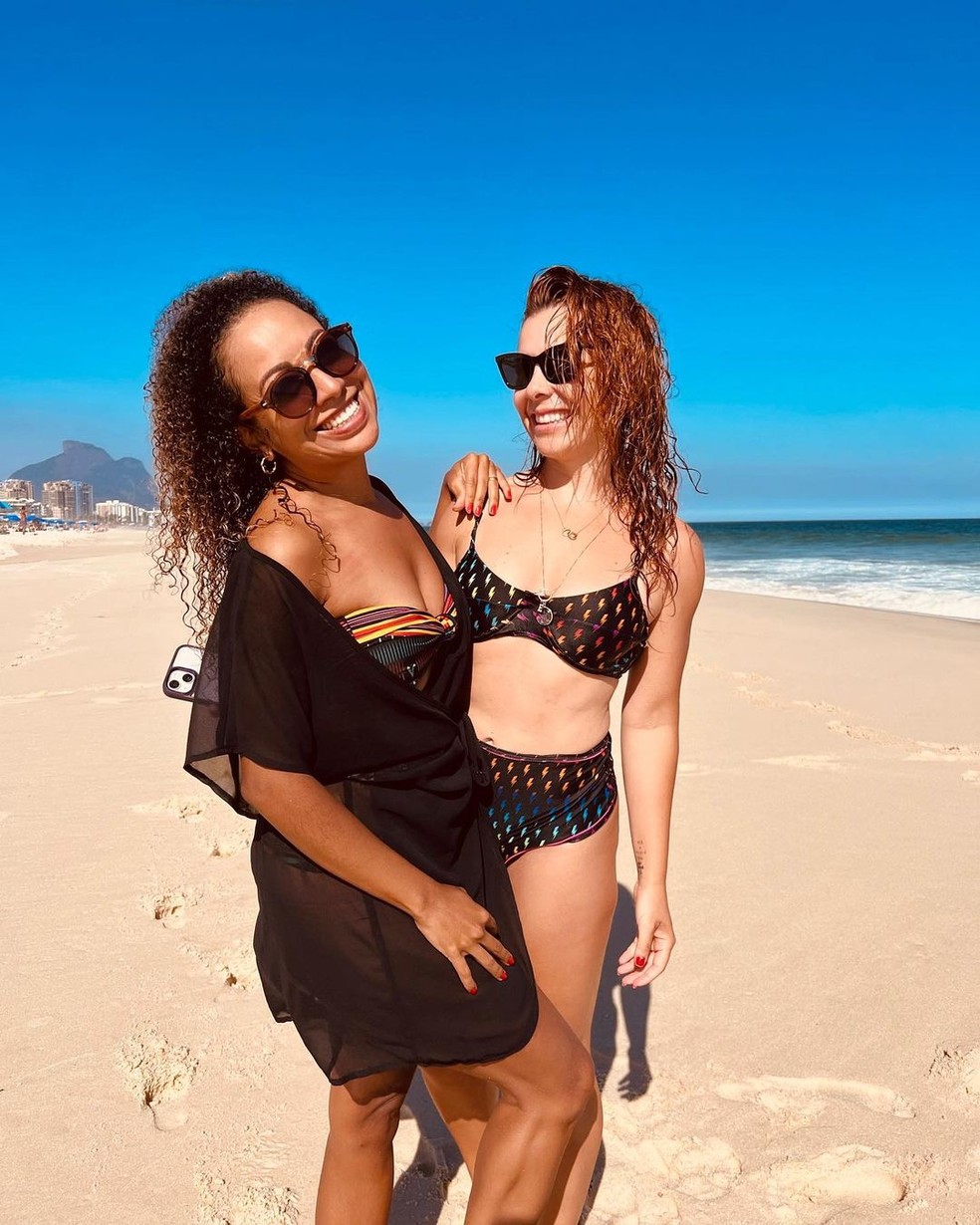 Fernanda Souza relembra dia na praia com ex-atores de Chiquititas
