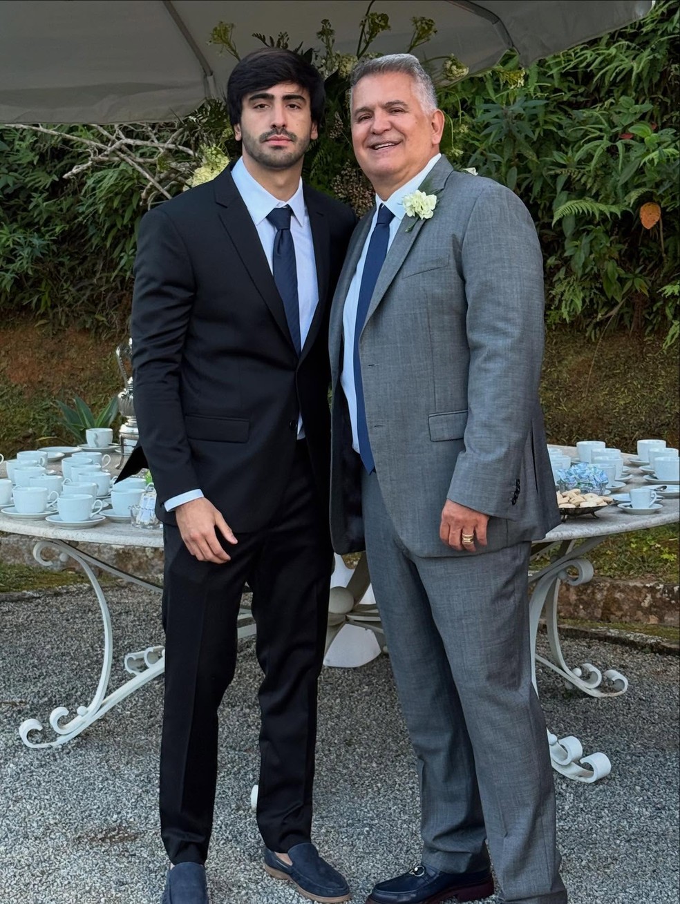 Ao lado da família, Glória Pires surge deslumbrante em casamento ...