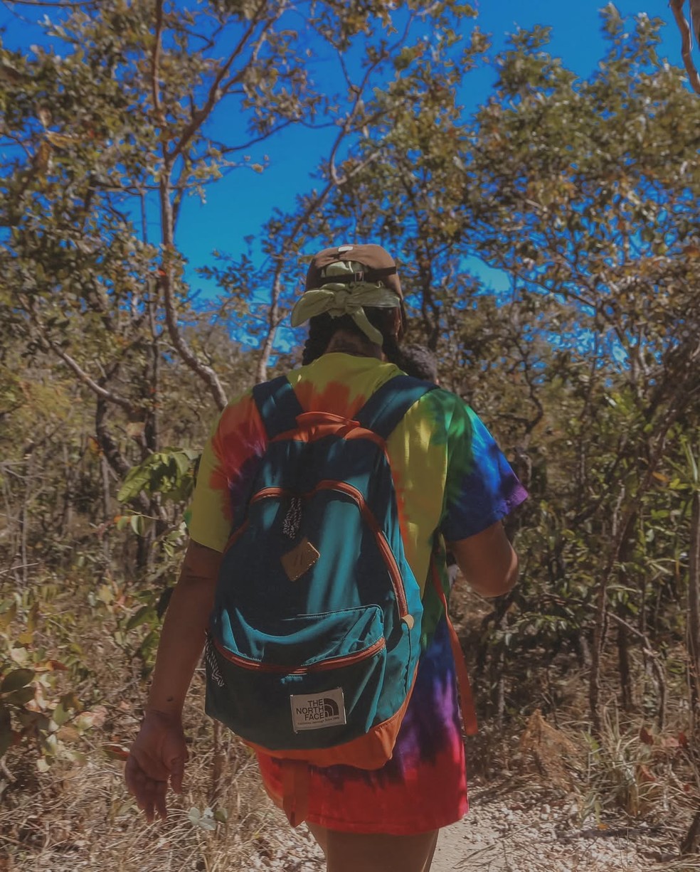 De maiô, Giulia Costa abre álbum dando mergulho em cachoeira no Cerrado ...