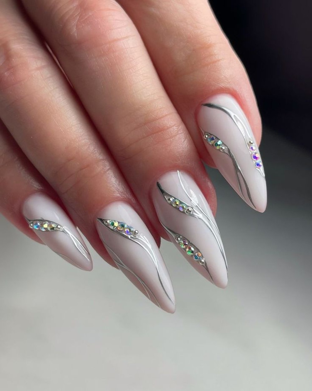 Unhas decoradas em prata: o efeito espelhado que merece a sua atenção