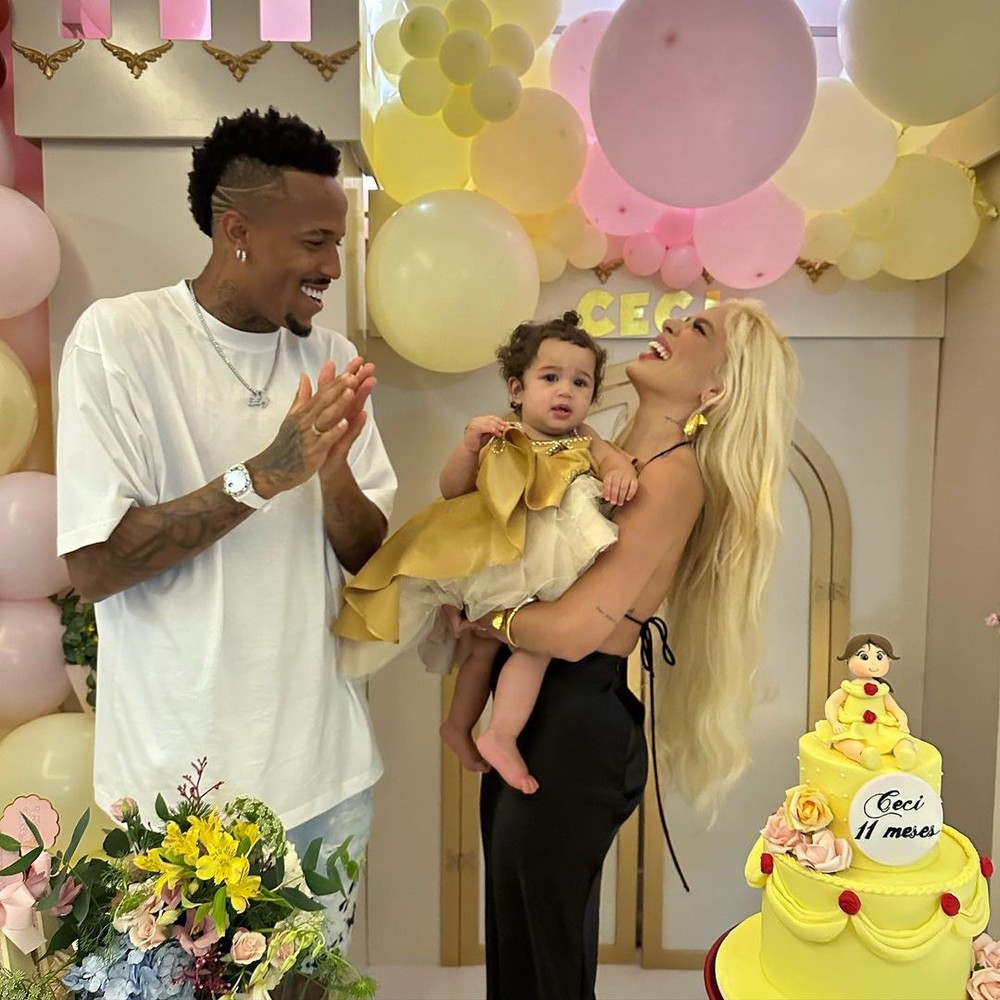 Karoline Lima posta novas fotos de biquíni e detalhe curioso chama ...