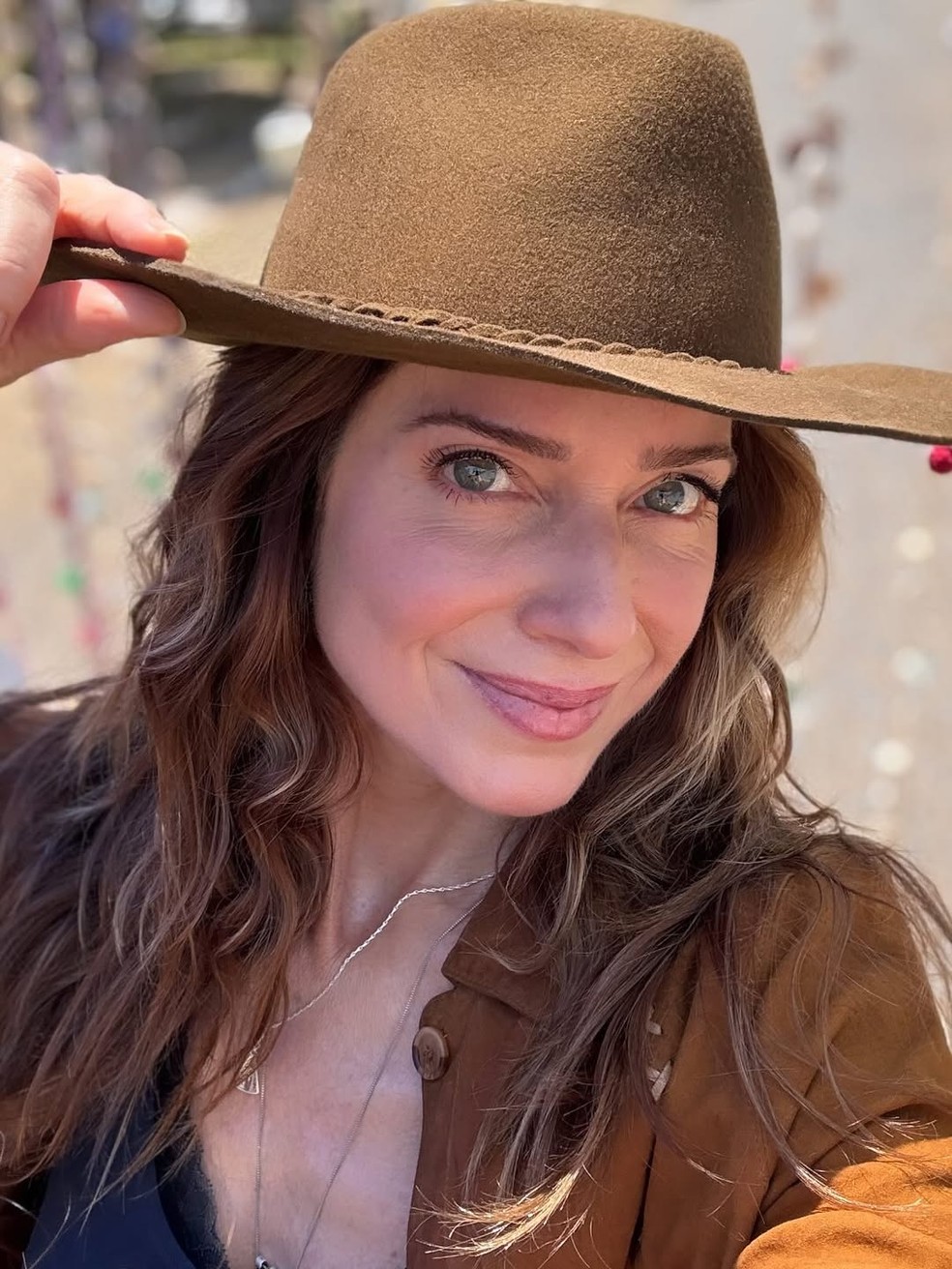 Com direito a banho de cachoeira e chapéu de cowboy, Leticia Spiller ...