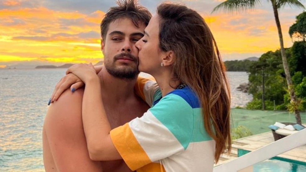 Rafa Vitti aproveita calor para se refrescar na praia e amigo brinca: 'Touro marinho'