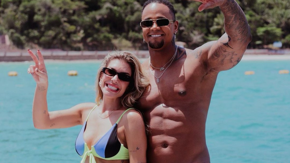 Lore Improta posa sorridente com Léo Santana em passeio de barco: 'Dia feliz'