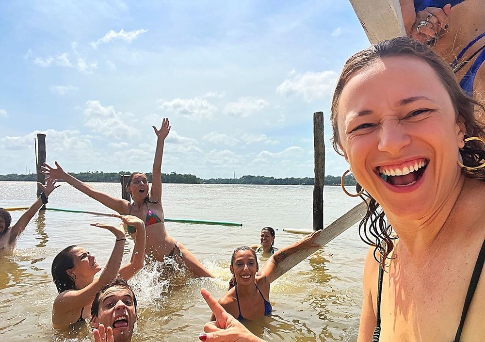 Paula Braun mostra dia de descanso e posa de biquíni: 'Folga no meio da loucura'